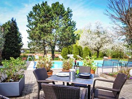 Pequenos-almoços, almoços, jantares servidos, com vista para a piscina 