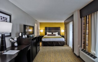 Quarto standard, 1 cama King, para não fumantes, banheira de hidromassagem | Roupas de cama premium, escrivaninha, espaço de trabalho para notebook