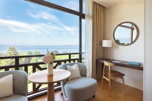 Quarto luxo, vista para o lago | Área de estar | TV de tela plana, filmes pagos