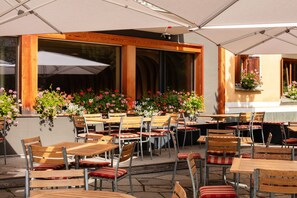 Terraço com espreguiçadeiras