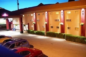 Fachada da propriedade à noite