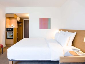 Roupa hipoalergénica, minibar, cofre com capacidade para portátil 
