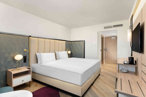 Minibar, cofre no quarto, secretária, camas desdobráveis