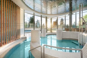 Piscina externa, espreguiçadeiras