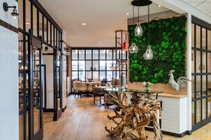 Pequenos-almoços e jantares servidos, incluindo cozinha americana 