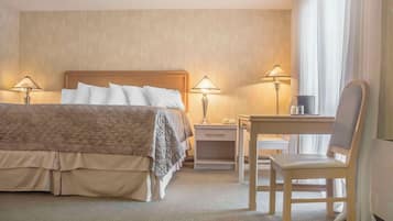 Quarto standard, 1 cama King, para não fumantes | Escrivaninha, espaço de trabalho para notebook, cortinas blackout