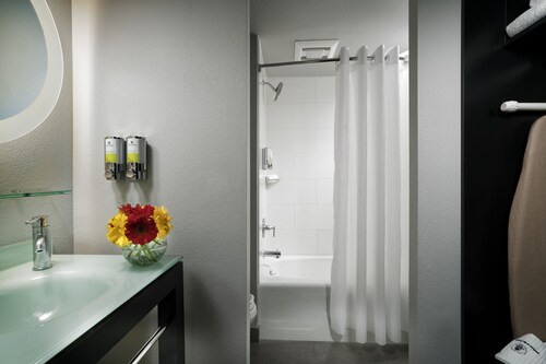 Staypineapple, Hotel FIVE, Downtown Seattle Reviews, Deals & Photos ...