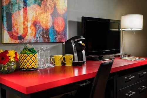 Staypineapple, Hotel FIVE, Downtown Seattle Reviews, Deals & Photos ...