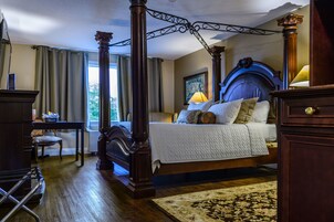 Quarto, 1 cama king-size, frigorífico e micro-ondas | Secretária, quartos insonorizados, ferro/tábua de engomar, Wi-fi grátis 