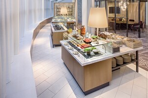 Pequeno-almoço tipo buffet diário mediante uma taxa 