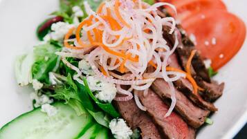 Café da manhã, almoço e jantar; culinária americana