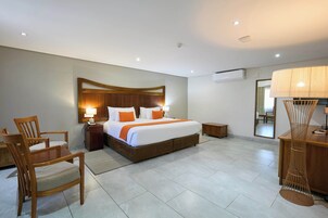 Quarto Deluxe, várias camas, vista para o jardim (Deluxe King Room) | Minibar, cofre no quarto, com decoração personalizada 