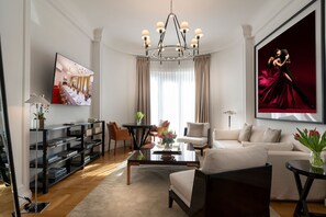 Suite Diplomatic Prestige | Sala de estar | Televisor LCD de 42 polegadas com canais por cabo, televisor 