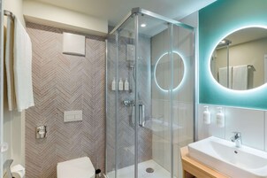 Quarto Twin, 2 camas individuais | Casa de banho | Uma combinação polibã/banheira, artigos de higiene ecológicos 
