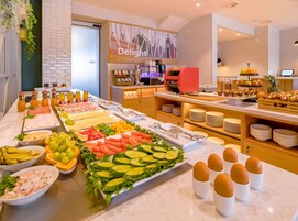 Pequeno-almoço tipo buffet diário mediante uma taxa