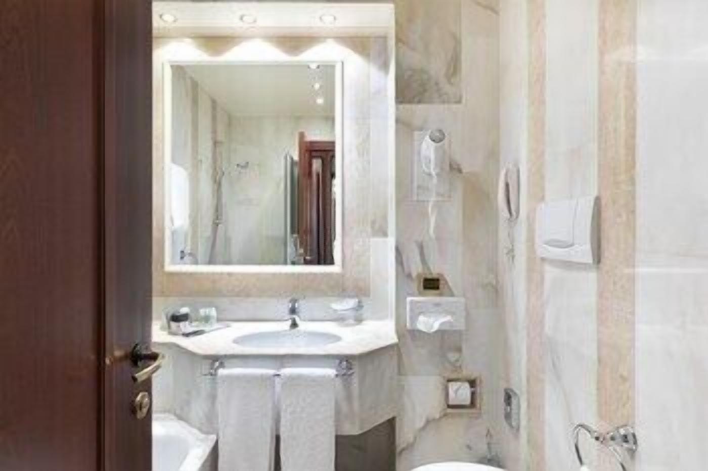 Casa de banho | Artigos de higiene pessoal grátis, um secador de cabelo, um bidé 