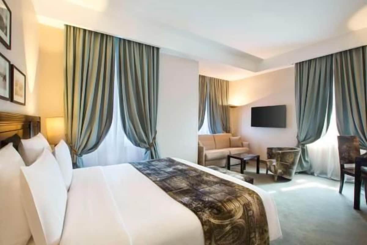 Roupa de alta qualidade, minibar, cofre no quarto, secretária 