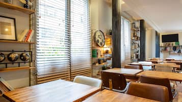 Café da manhã com buffet grátis todos os dias