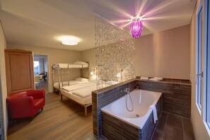 Bellevue Apartment | Roupas de cama premium, frigobar, cofres nos quartos, escrivaninha