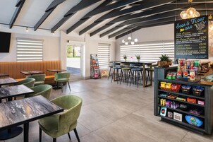 Café da manhã com buffet grátis todos os dias