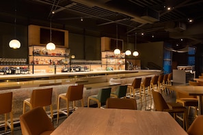 6 restaurantes, com serviço de café da manhã e almoço; frutos do mar