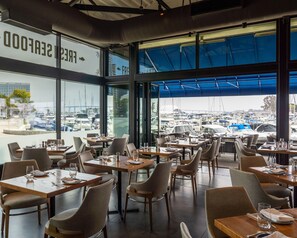 6 restaurantes, pequenos-almoços servidos, cozinha à base de marisco 