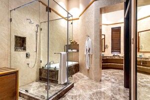 Suite Premier | Casa de banho | Um polibã, produtos de higiene exclusivos, um secador de cabelo 
