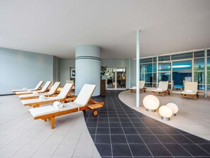 Piscina interior, da(s) 06:00 à(s) 22:00, espreguiçadeiras 