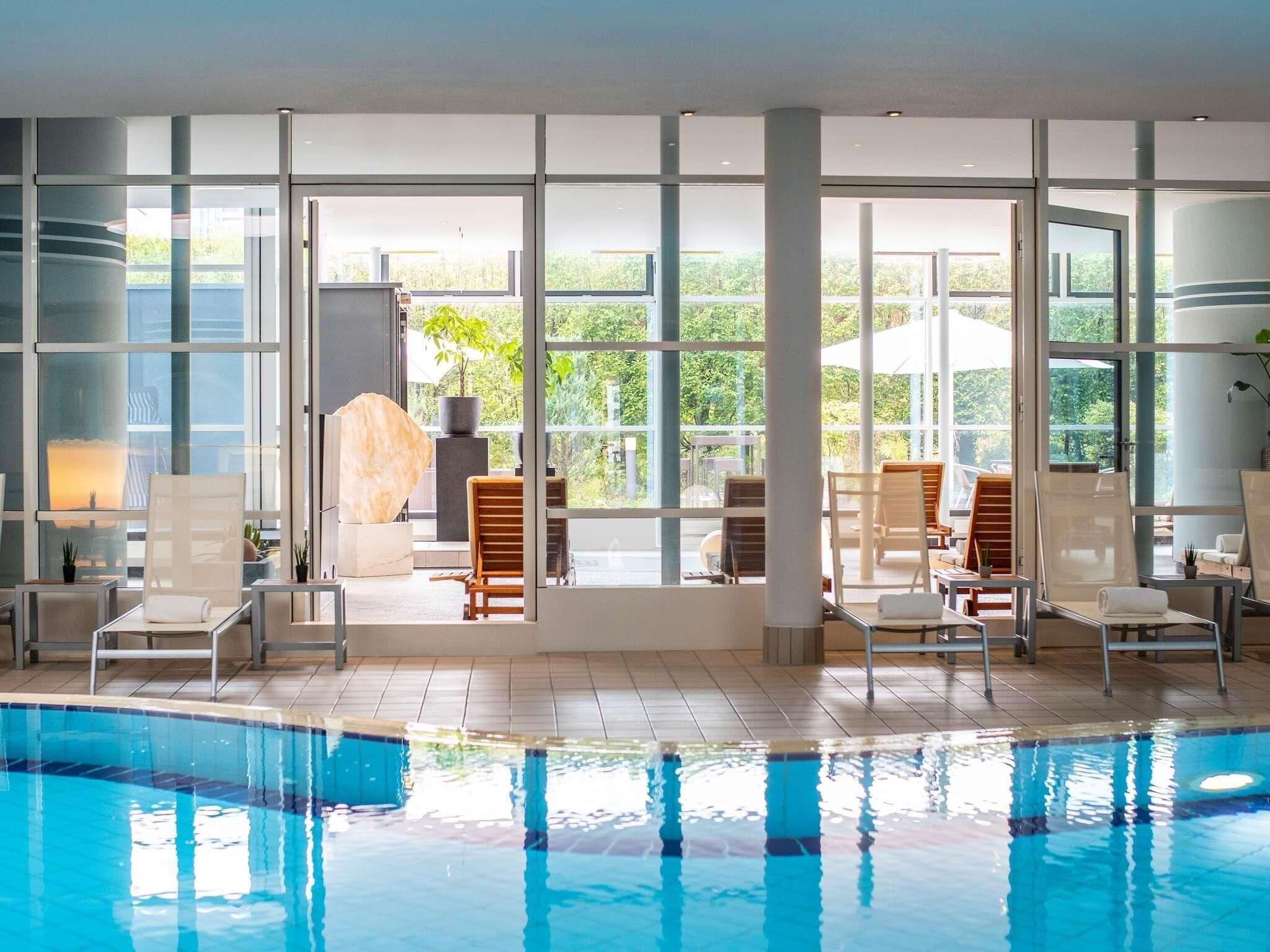 Piscina interior, da(s) 06:00 à(s) 22:00, espreguiçadeiras 