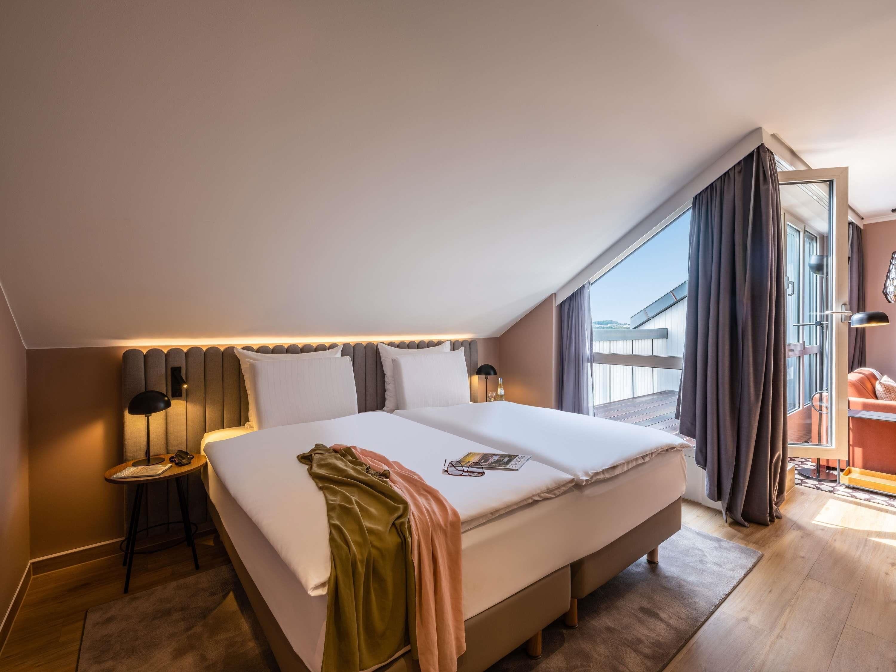 Suite Júnior, 1 cama de casal | Roupa de alta qualidade, cofre com capacidade para portátil, secretária 