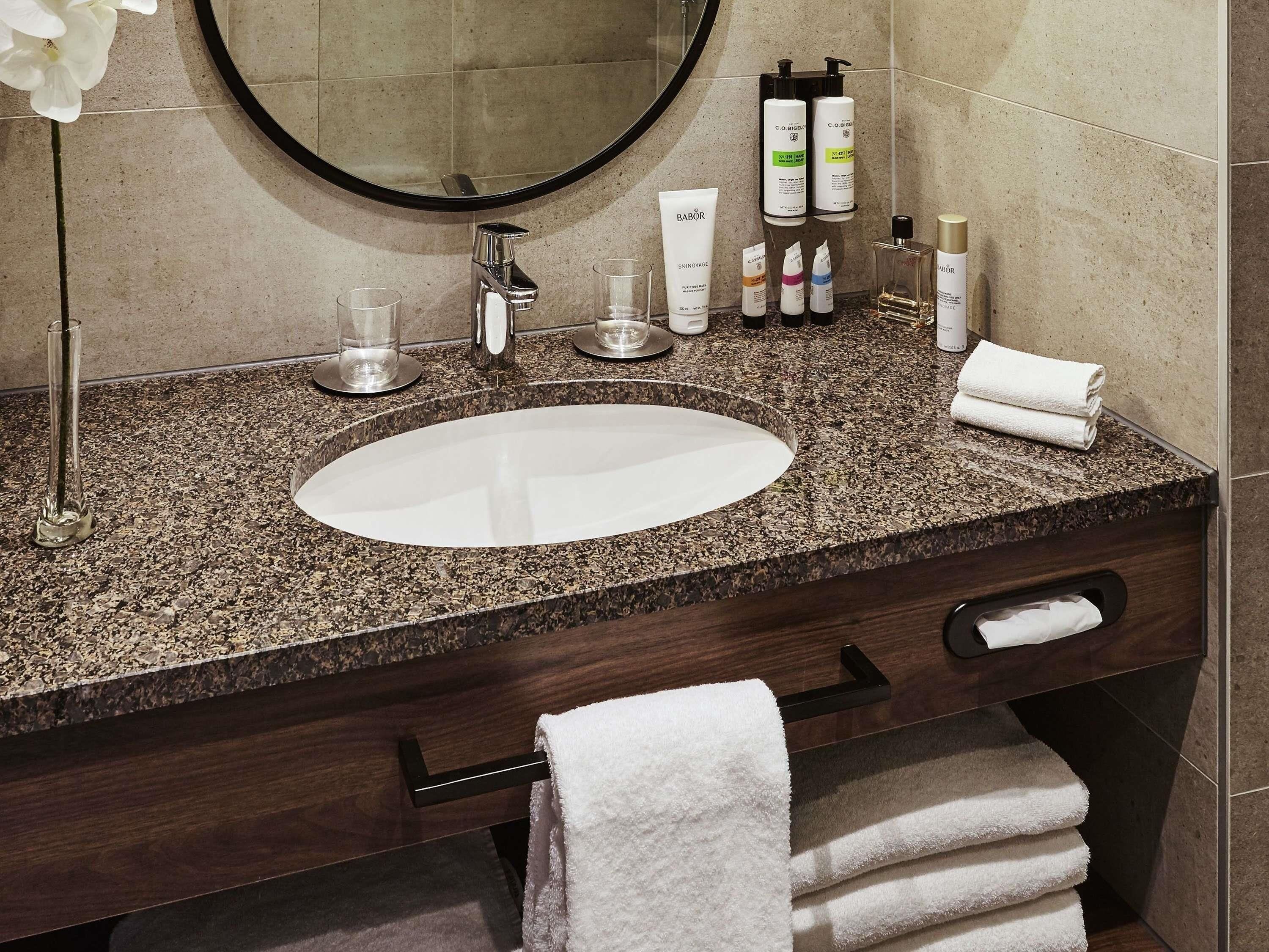 Roupa de alta qualidade, minibar, cofre com capacidade para portátil 