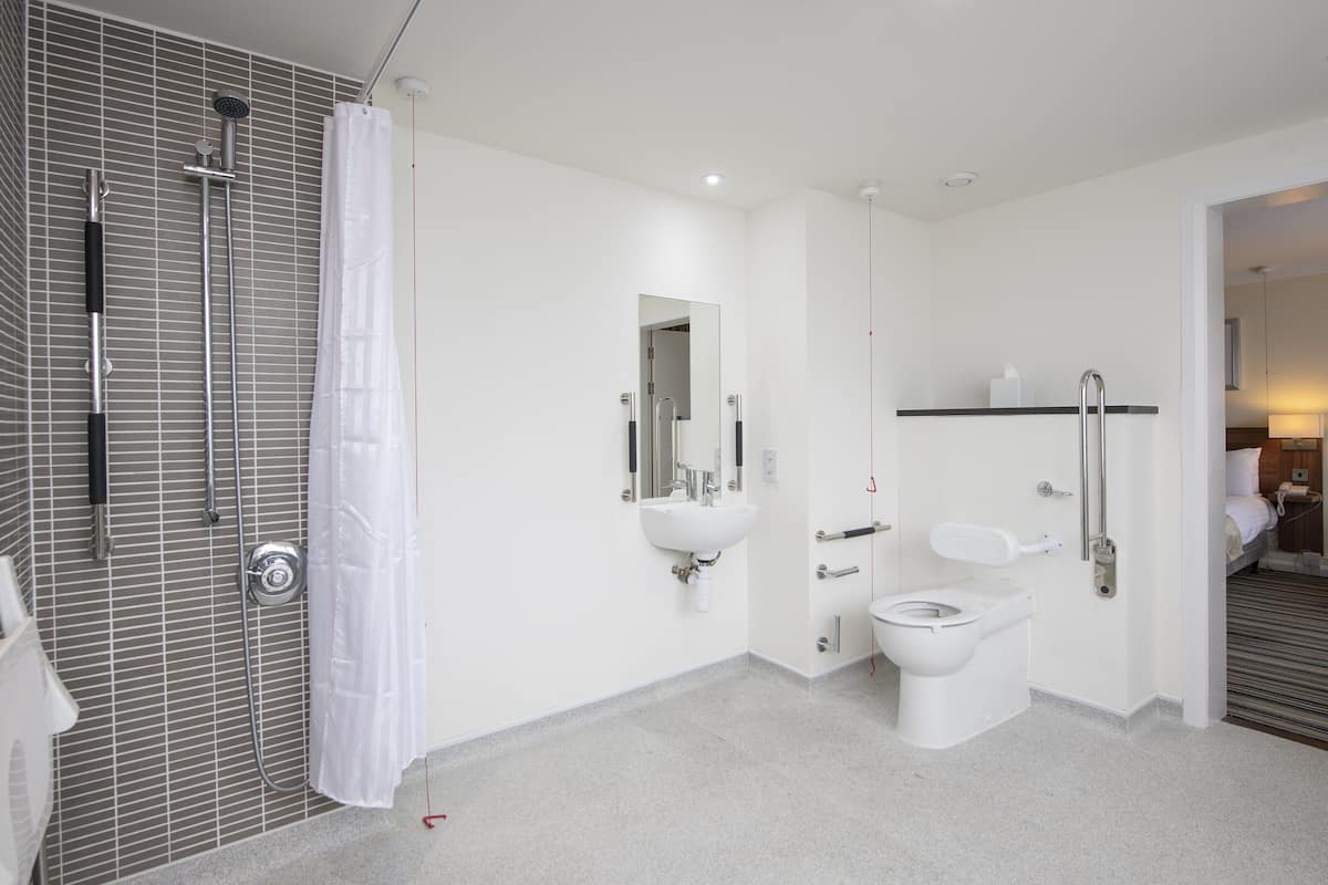 Quarto standard, 1 cama de casal, acessível | Cofres nos quartos, escrivaninha, ferros/tábuas de passar roupa