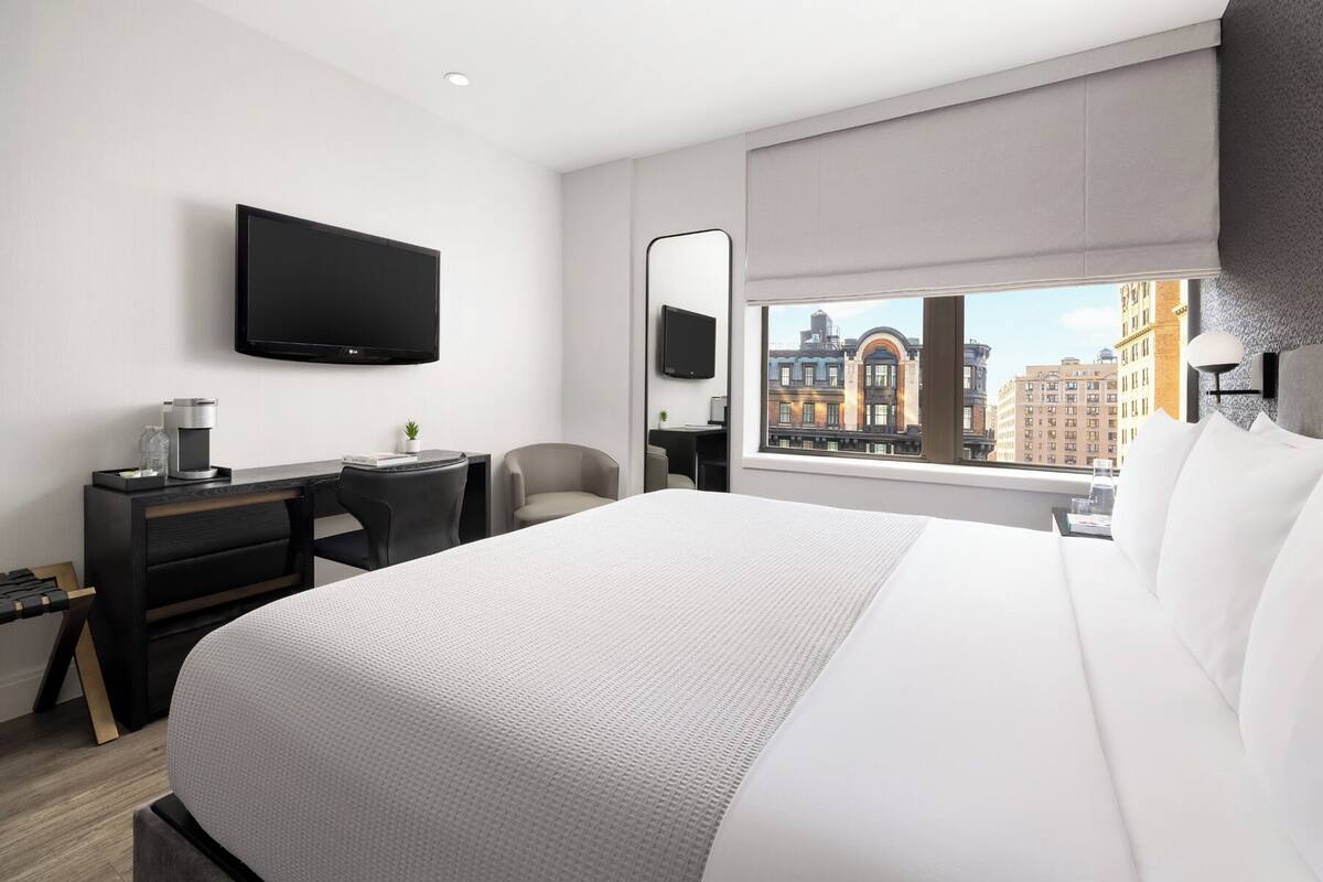 Quarto, 1 cama king-size, Vista para a cidade | Roupa de alta qualidade, edredões de penas, camas de colchão pillowtop 