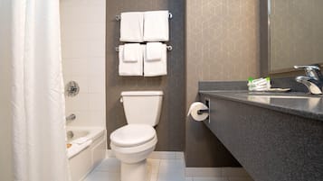 Uma casa de banho moderna com sanita, banheira e lavatório.