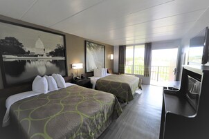 Escrivaninha, cortinas blackout, ferros/tábuas de passar roupa