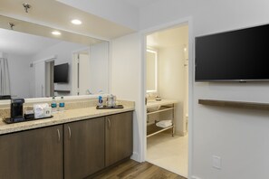 Roupas de cama premium, cofres nos quartos, escrivaninha