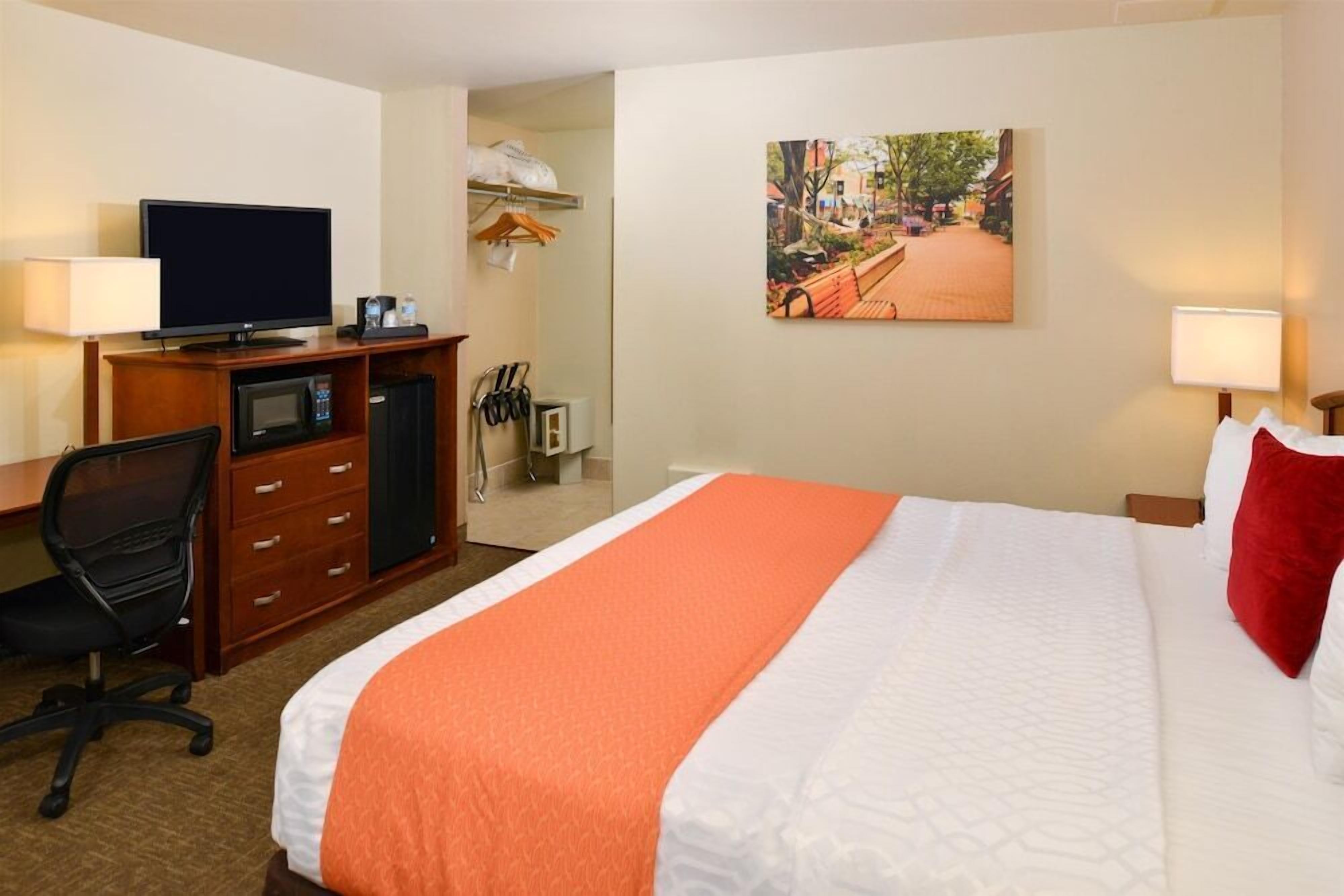 Cofres nos quartos, escrivaninha, Wi-Fi de cortesia, roupa de cama