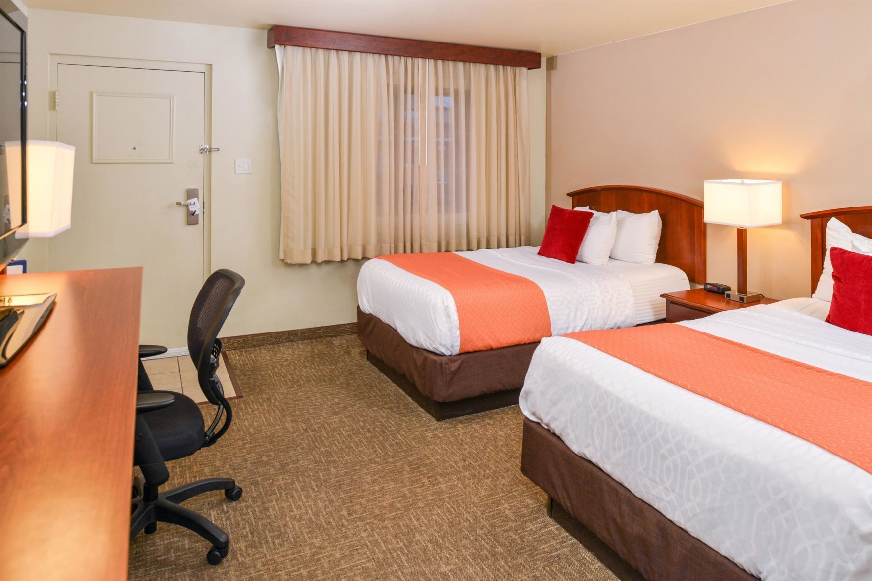 Cofres nos quartos, escrivaninha, Wi-Fi de cortesia, roupa de cama