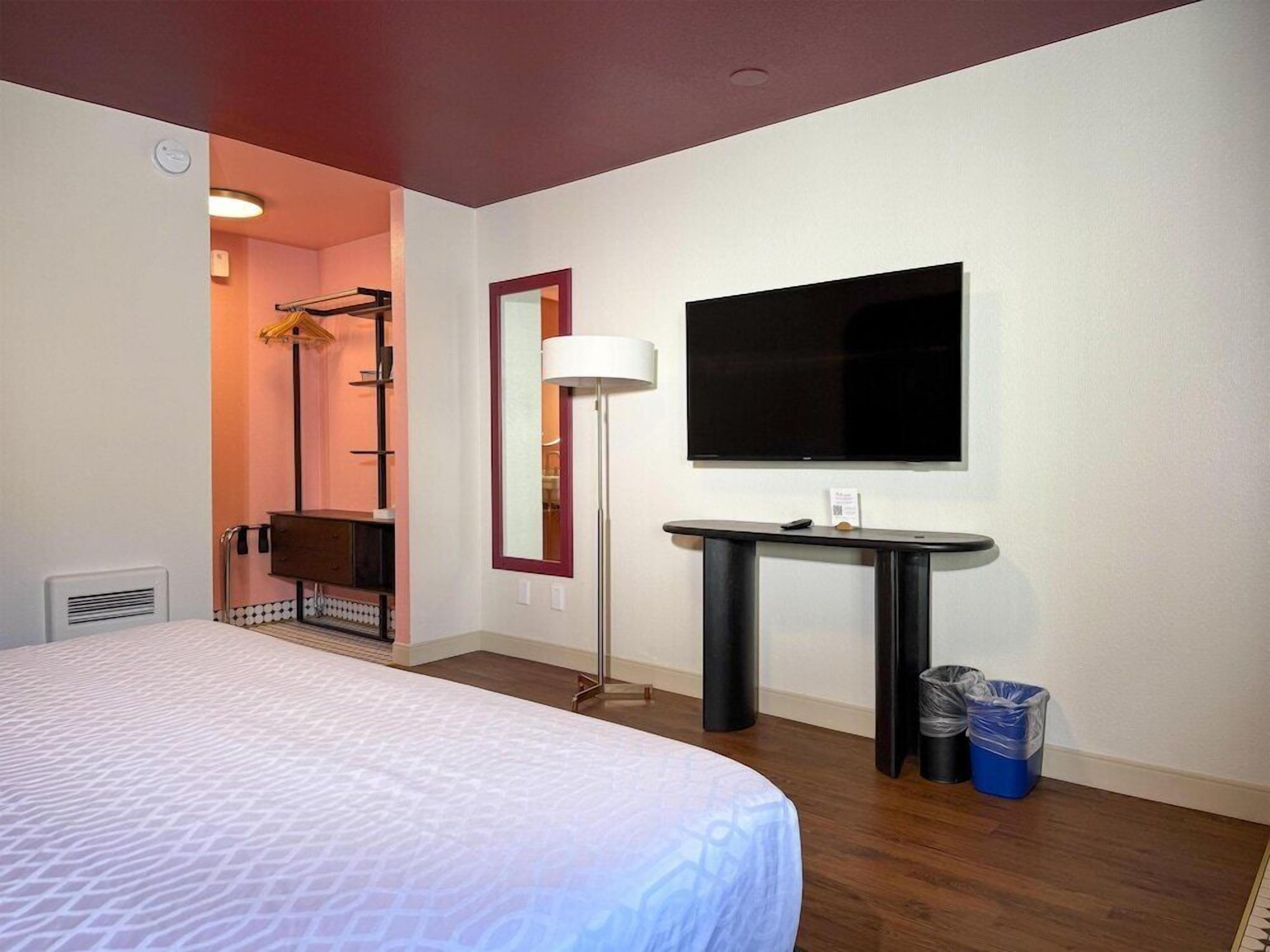 Cofres nos quartos, escrivaninha, Wi-Fi de cortesia, roupa de cama