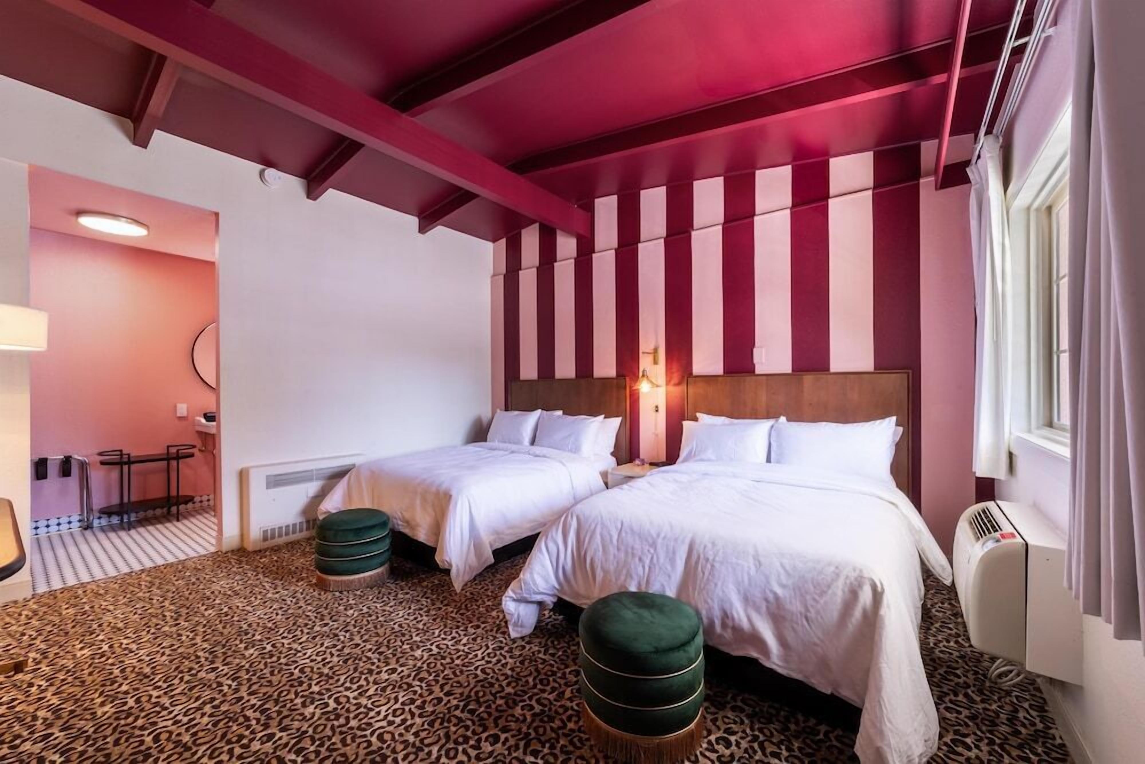 Cofres nos quartos, escrivaninha, Wi-Fi de cortesia, roupa de cama