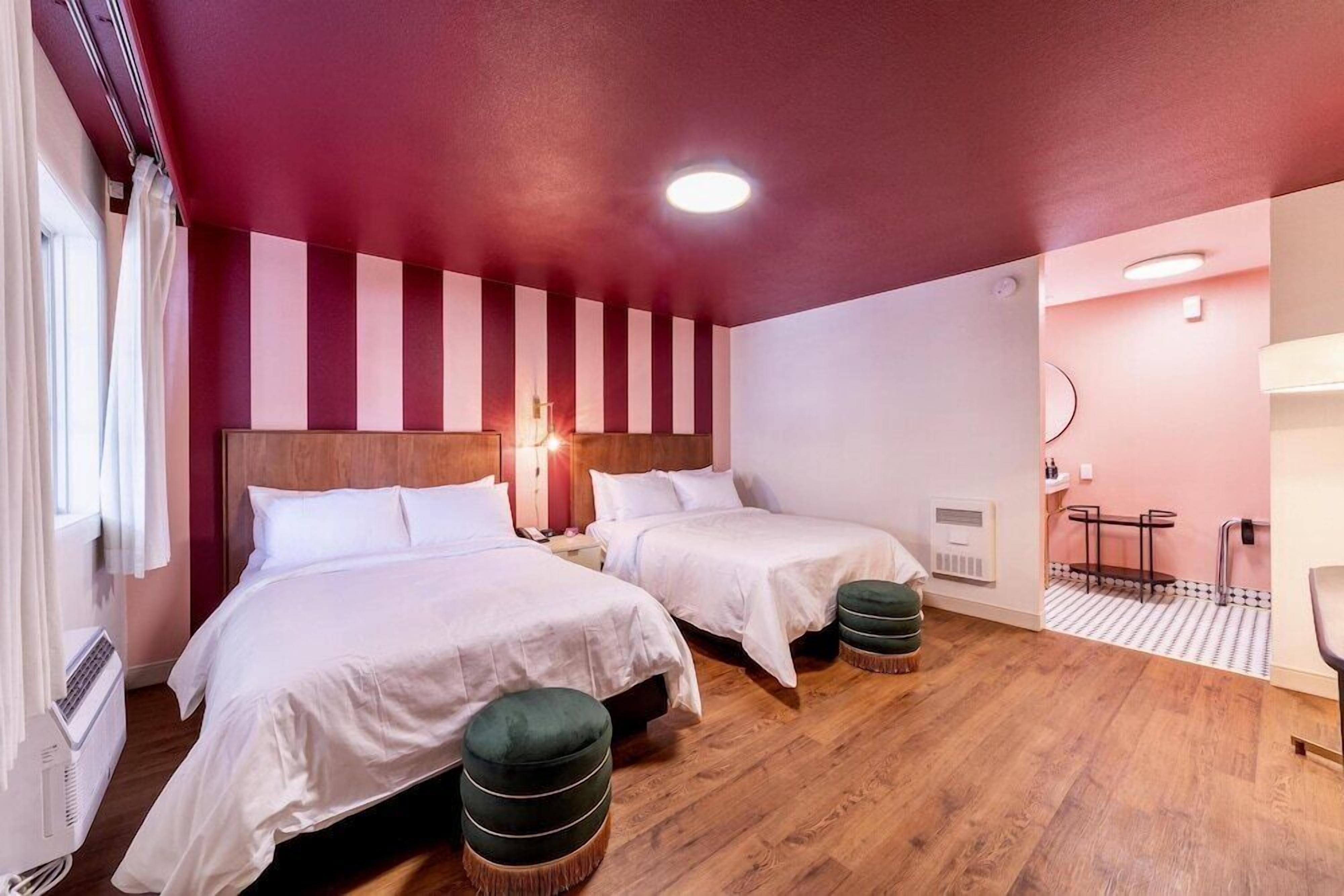 Cofres nos quartos, escrivaninha, Wi-Fi de cortesia, roupa de cama