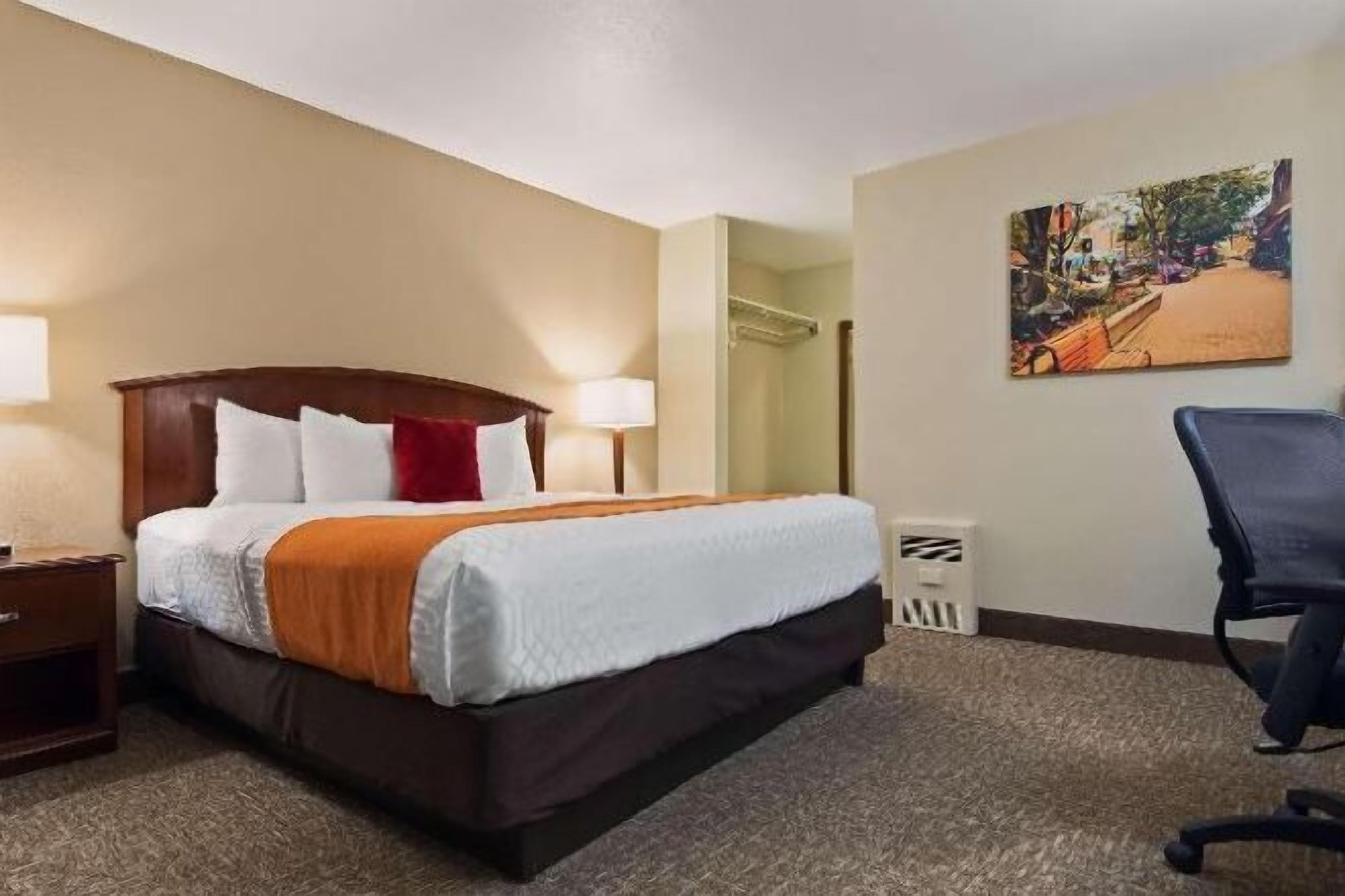 Cofres nos quartos, escrivaninha, Wi-Fi de cortesia, roupa de cama