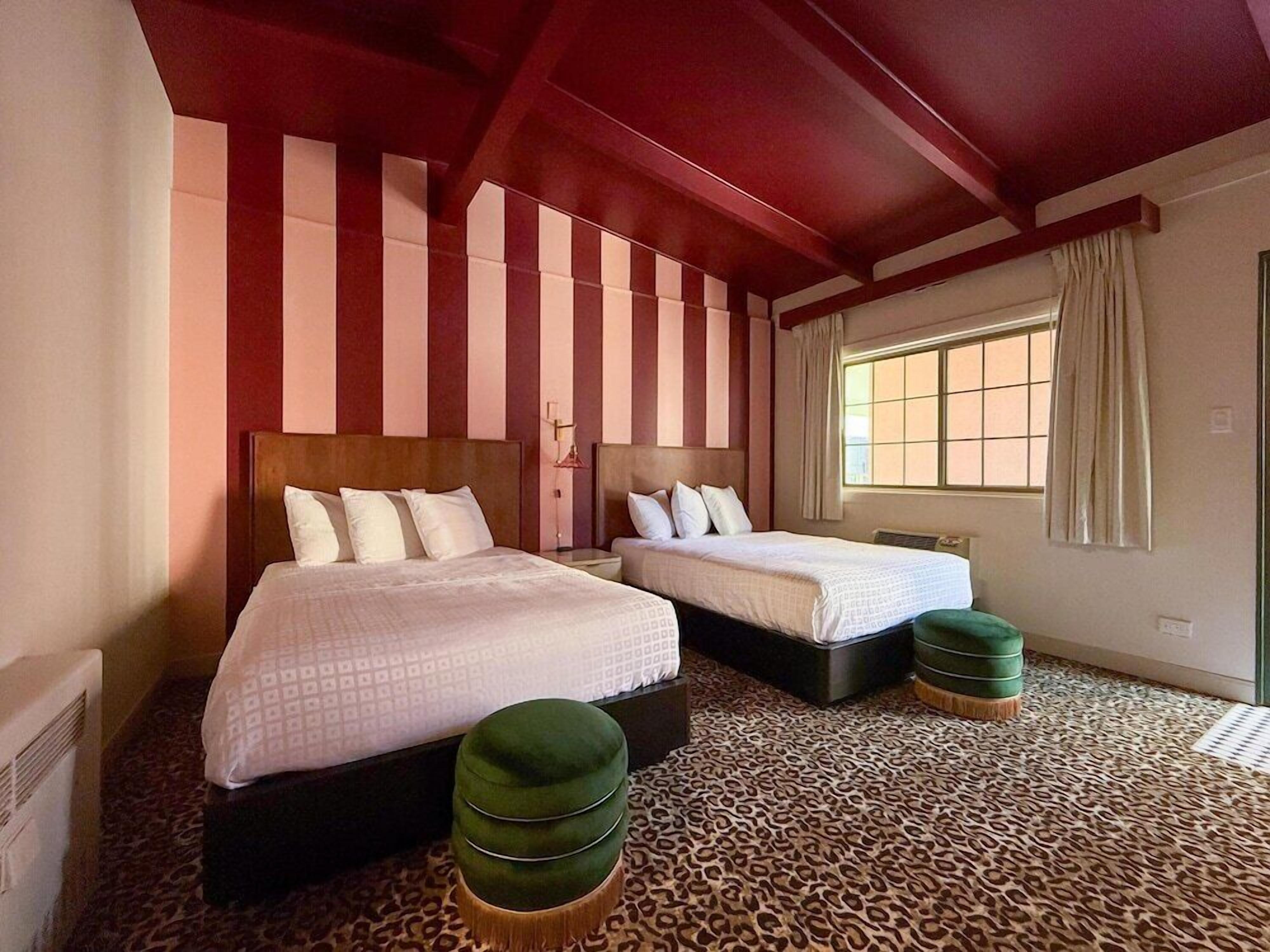 Cofres nos quartos, escrivaninha, Wi-Fi de cortesia, roupa de cama