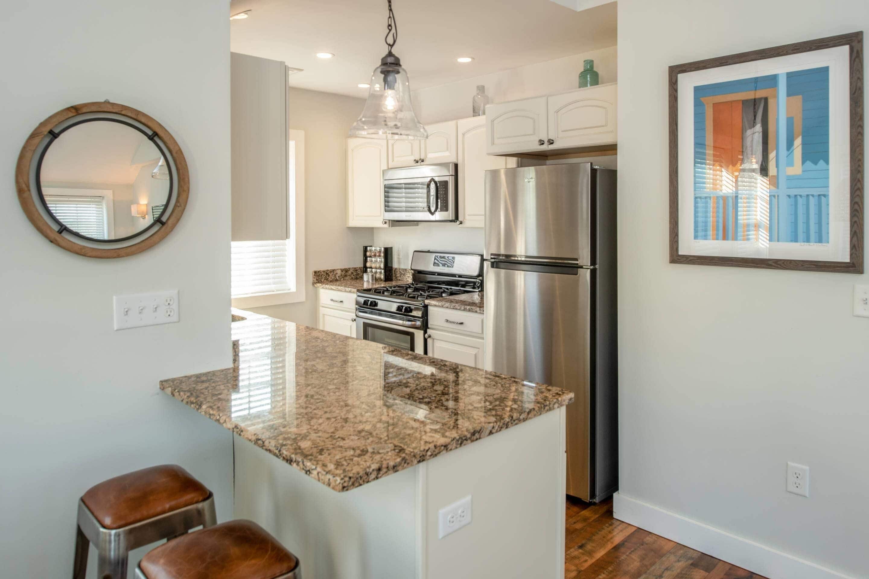 Secretária, cortinas/cortinados opacos, ferro/tábua de engomar 