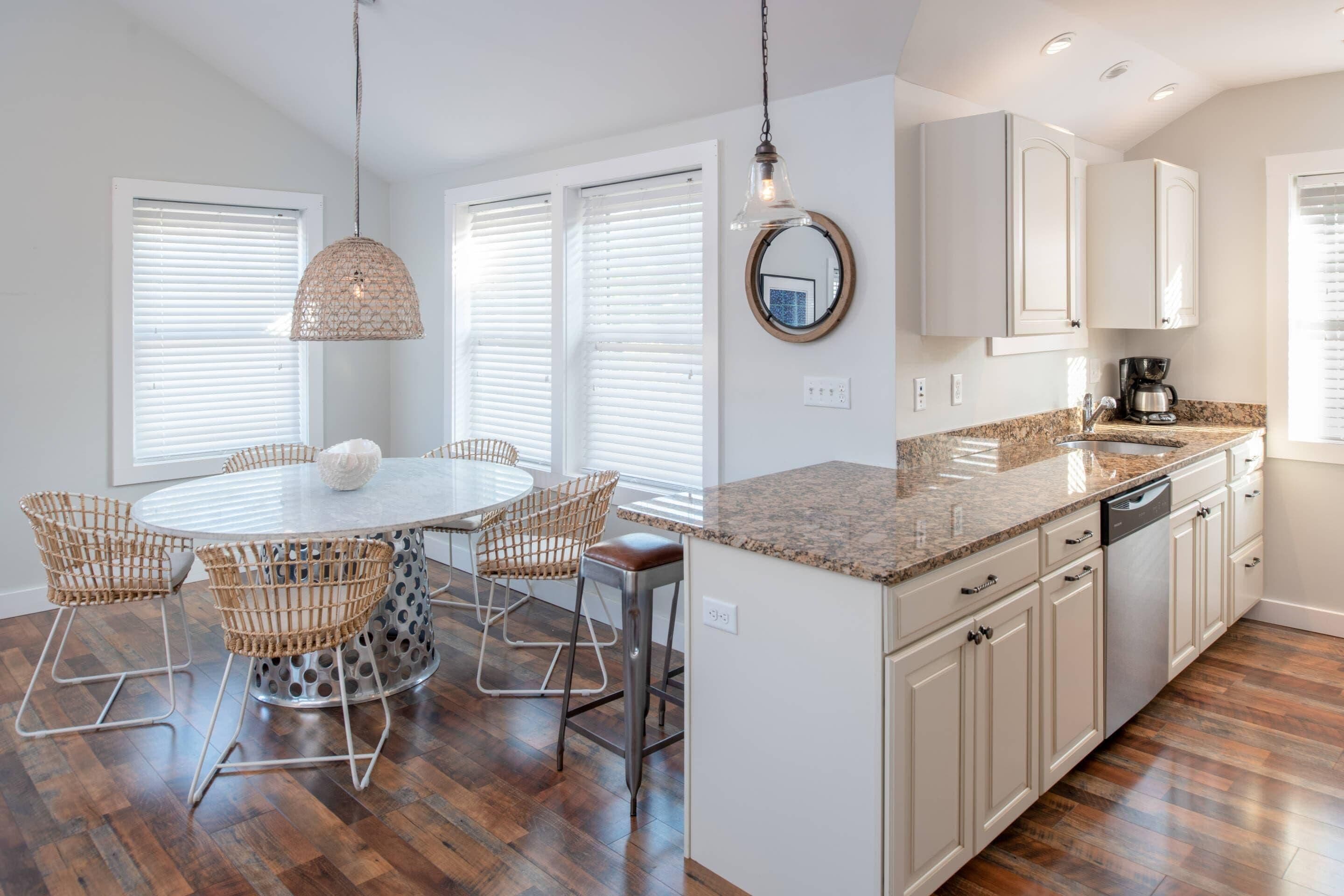 Secretária, cortinas/cortinados opacos, ferro/tábua de engomar 