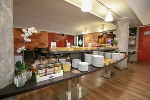 Pequeno-almoço tipo buffet diário (9 EUR por pessoa) 