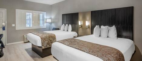 Quarto Standard, 2 camas queen-size, não fumadores, frigorífico e micro-ondas | Cofre no quarto, ferro/tábua de engomar, Wi-fi grátis