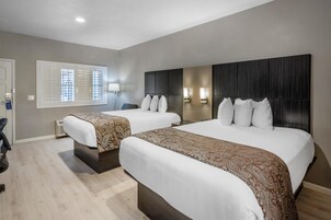 Quarto Standard, 2 camas queen-size, não fumadores, frigorífico e micro-ondas | Cofre no quarto, ferro/tábua de engomar, Wi-fi grátis