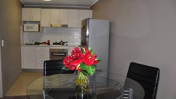 Frigobar, cofres nos quartos, escrivaninha, cortinas blackout