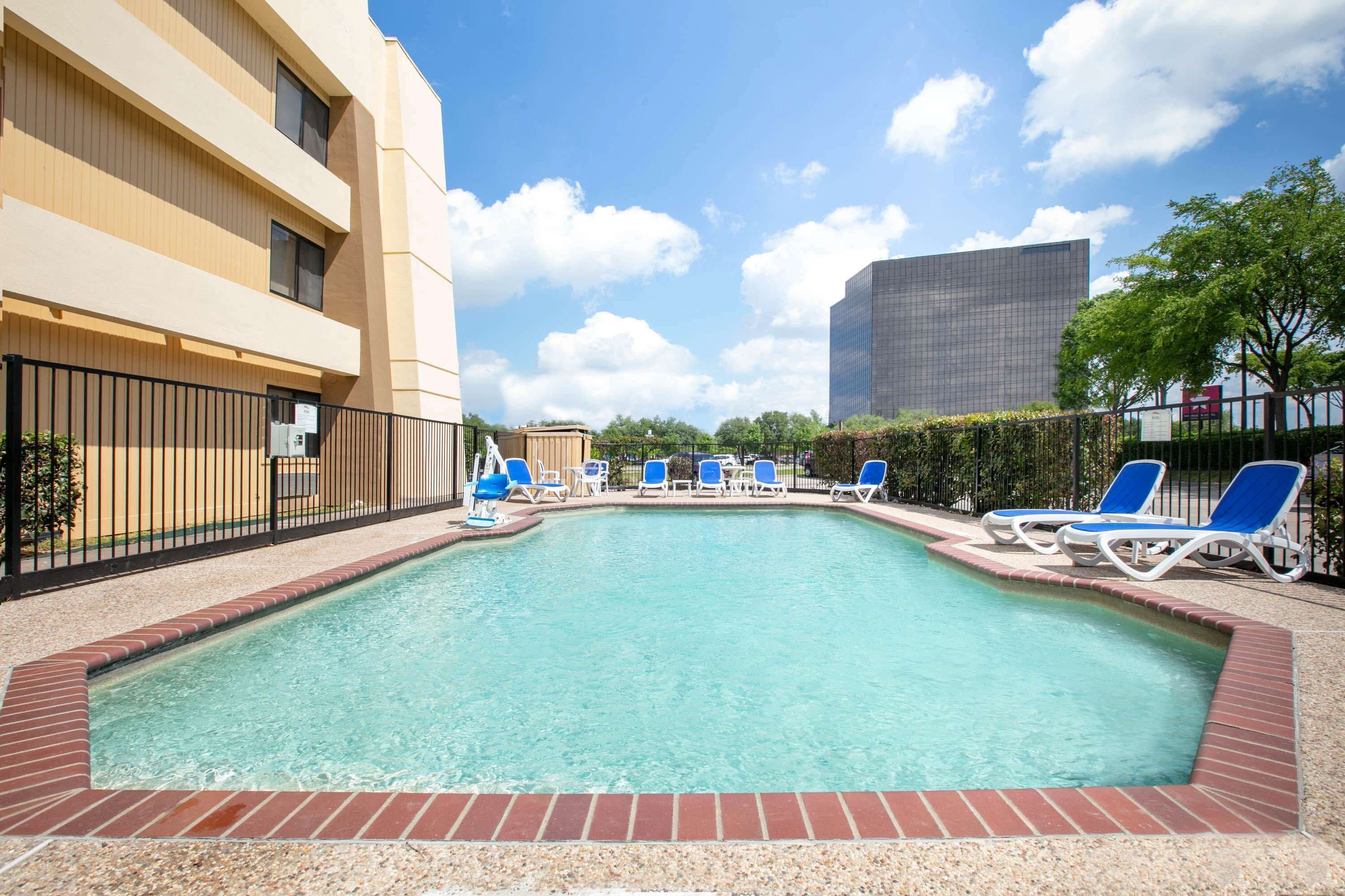 Piscina externa, espreguiçadeiras